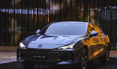 10.99万拿下“保时捷平替”？这台MG7凭啥让年轻人排队试驾_新闻看看