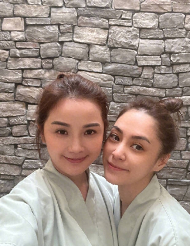 阿Sa阿娇晒Twins日聚会合影 闺蜜贴脸自拍感情好_娱乐频道_中华网