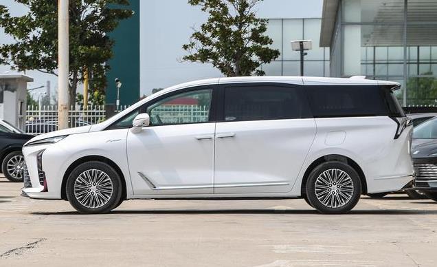 风行星海V9对比别克GL8 PHEV，都是中大型插混MPV，谁更值得选？_新闻看看