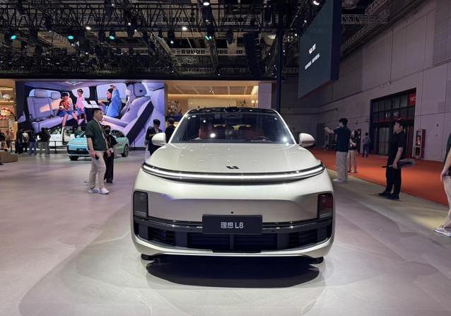 30万预算买6座SUV，深蓝S09空间碾压理想L8，谁更值？_新闻看看