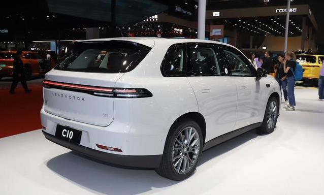 12万买大五座SUV，零跑C10价格屠夫，理想L6慌不慌？_新闻看看