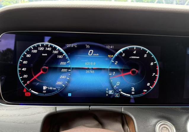 35.9万入手准新奔驰E300L，豪华配置拉满，值不值？_新闻看看