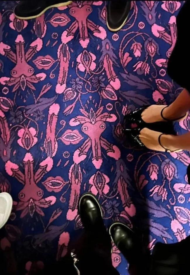 Lisa“疯马秀脱衣舞”门票被抢光 粉丝们破防了_娱乐频道_中华网